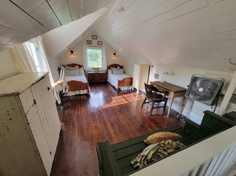 Idyllic Storybook Farmhouse, Private Lake & Dock! - Giraffe Ranch, Dade City