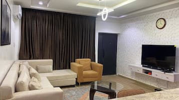 Apartamento júnior, sacada, vista para a cidade | Área de estar