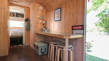 2 quartos, individualmente decorados, individualmente mobiliados