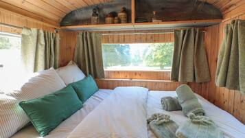 2 quartos, individualmente decorados, individualmente mobiliados