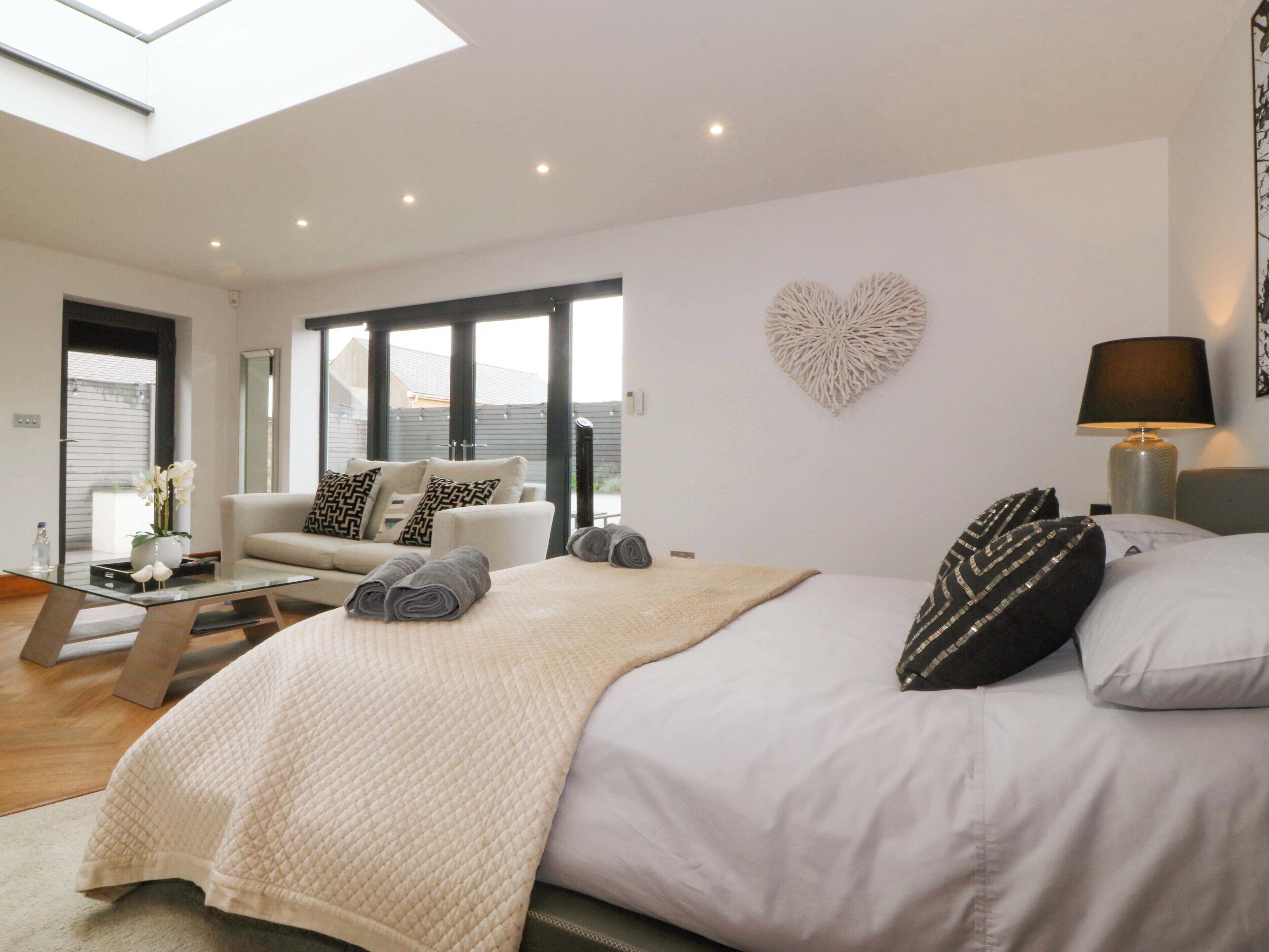 1 quarto, com decoração personalizada, com mobília individualizada 