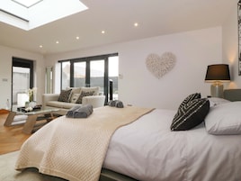 1 quarto, com decoração personalizada, com mobília individualizada