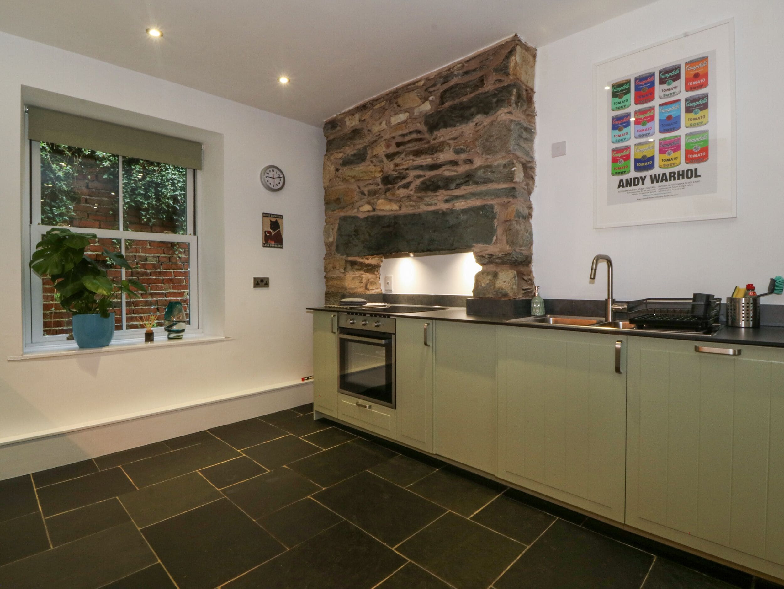 Uma máquina de lavar louça, utensílios de cozinha 