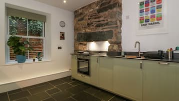 Uma máquina de lavar louça, utensílios de cozinha