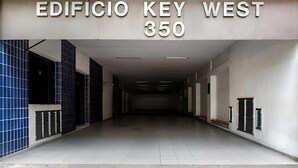 Um corredor com uma placa indicando 'EDIFICIO KEY WEST 350'.