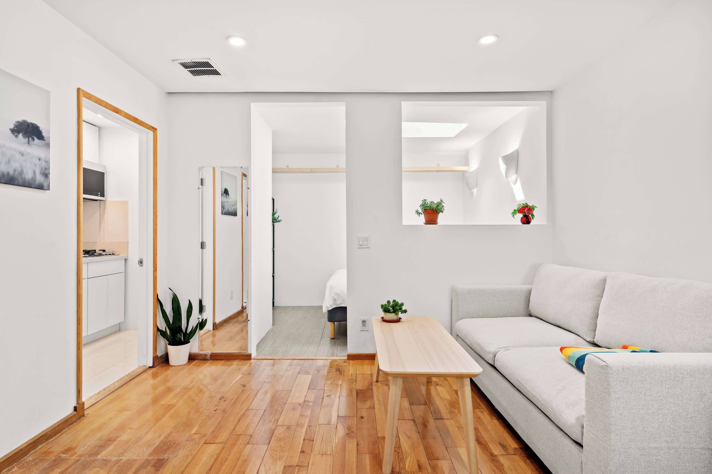 Casa, 1 cama queen-size, pátio, vista para a montanha (1733 Los Angeles) | Sala de estar | Televisor de ecrã plano de 42 polegadas com canais digitais 