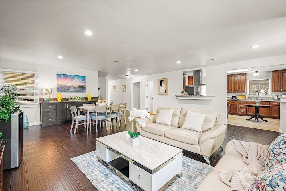 Spacious Retreat W Large Kitchen & Outdoor Patio - Arcadia, CA