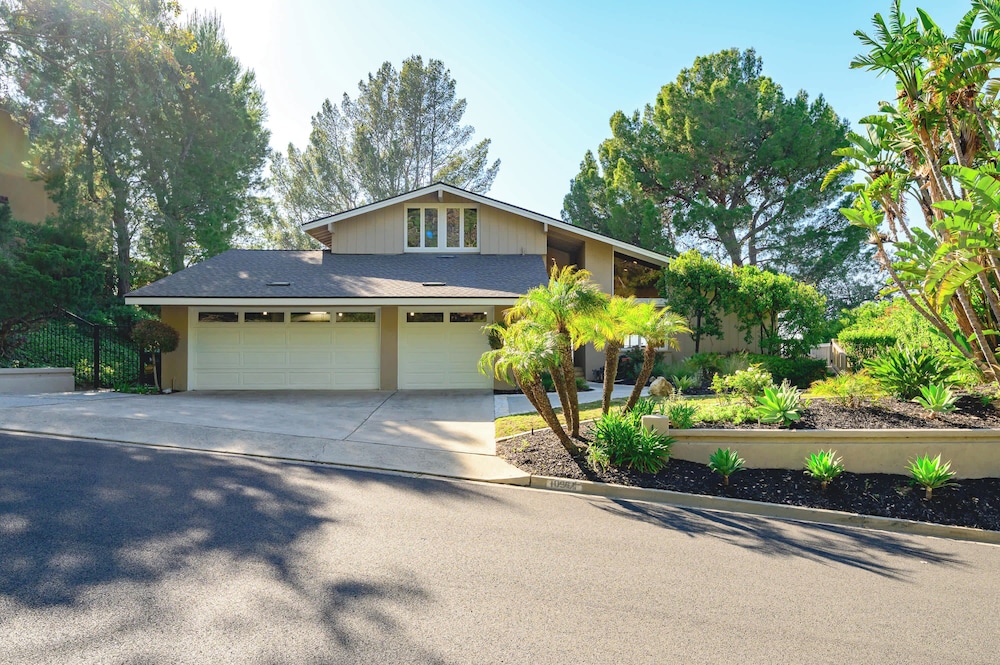 Spacious Retreat With Scenic Mountain Views - Orange, CA