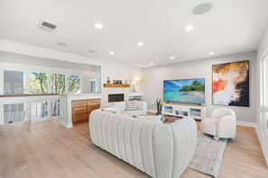 Apartamento, várias camas, pátio (25-2 Irvine) | Sala de estar | Televisor de ecrã plano de 42 polegadas com canais digitais
