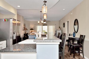 Apartamento em Condomínio Fechado, várias camas (Club at Mexico Beach 1A) | Restaurantes