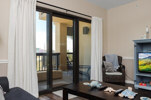 Apartamento em Condomínio Fechado, várias camas (Club at Mexico Beach 1A) | Sala de estar