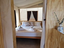 Barraca superluxo | Escrivaninha, espaço de trabalho para notebook, Wi-Fi de cortesia