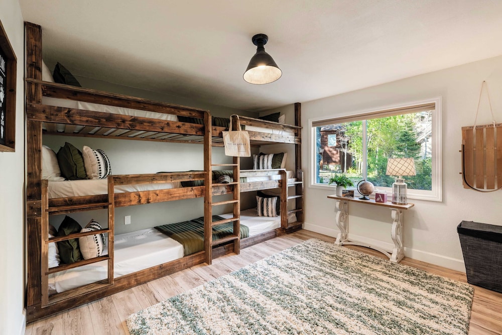 Geraldine Drive By Avantstay Hot Tub, Views, Walk To Trails + Game Room - Incline Village, NV