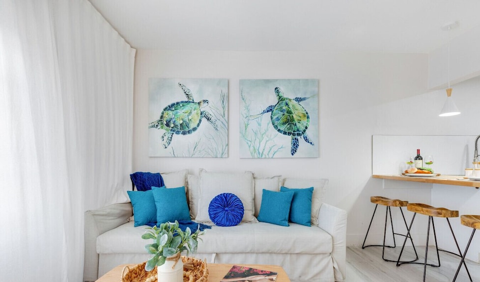 Spacious Apt 2 Blocks To Beach & Collins Park - Miami Beach, FL