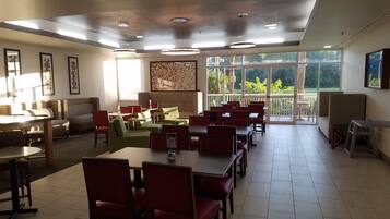 Café da manhã com buffet grátis todos os dias