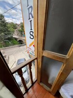 Quarto casal conforto, sacada, vista para a cidade | Escrivaninha, espaço de trabalho para notebook, Wi-Fi de cortesia