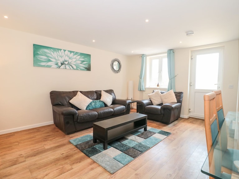 Emminster, Pet Friendly, With A Garden In Weymouth - Weymouth