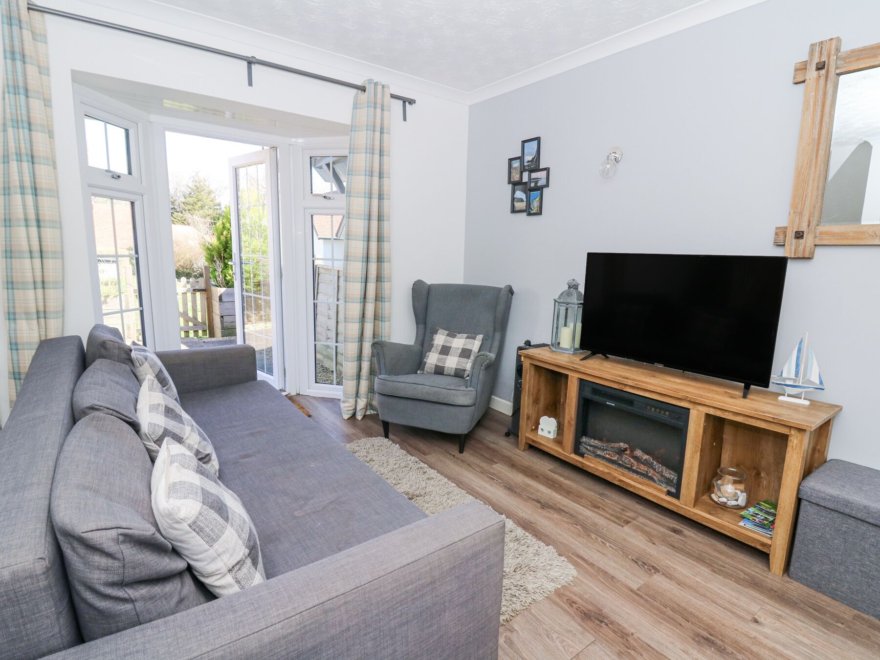 The Cwtch, Pet Friendly, With A Garden In Aberporth - Aberporth