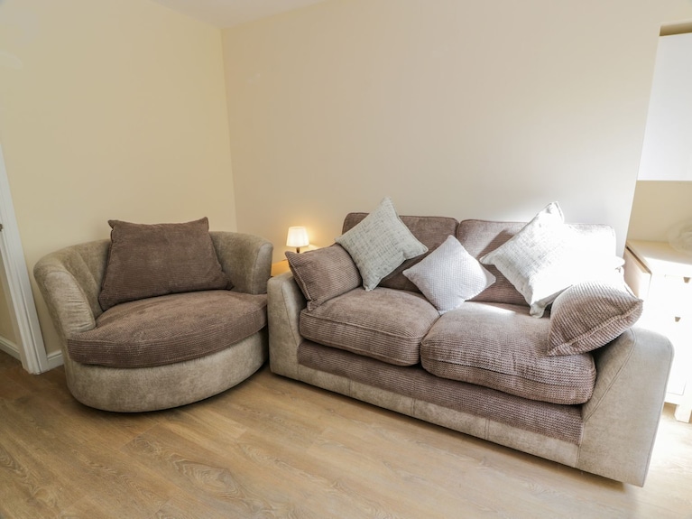 8 George Street, Pet Friendly, Country Holiday Cottage In Millport - Isle of Arran