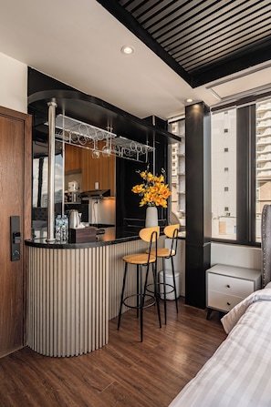 Quarto Duplo Deluxe, Vista para a cidade | Secretária adequada para computadores portáteis