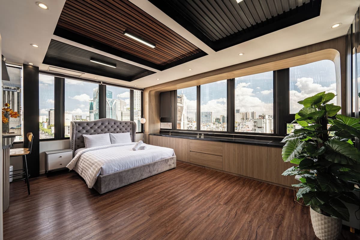 Quarto casal luxo, vista para a cidade | Espaço de trabalho para notebook, cortinas blackout
