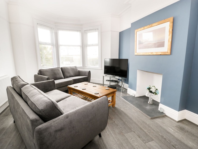 51 Trinity Avenue, Family Friendly, With Hot Tub In Llandudno - 康維