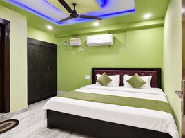Roupas de cama antialérgicas, cofres nos quartos, escrivaninha