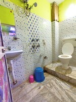 Quarto Duplo Deluxe | Casa de banho | Um polibã, um chuveiro fixo, artigos de higiene pessoal grátis 