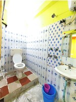 Um polibã, um chuveiro fixo, artigos de higiene pessoal grátis 