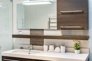 Casa clássico, sacada | Banheiro | Produtos de toalete grátis, toalhas de banho, sabonete, shampoo