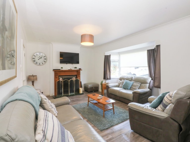 Seabreeze, Pet Friendly, With Hot Tub In Llandudno -