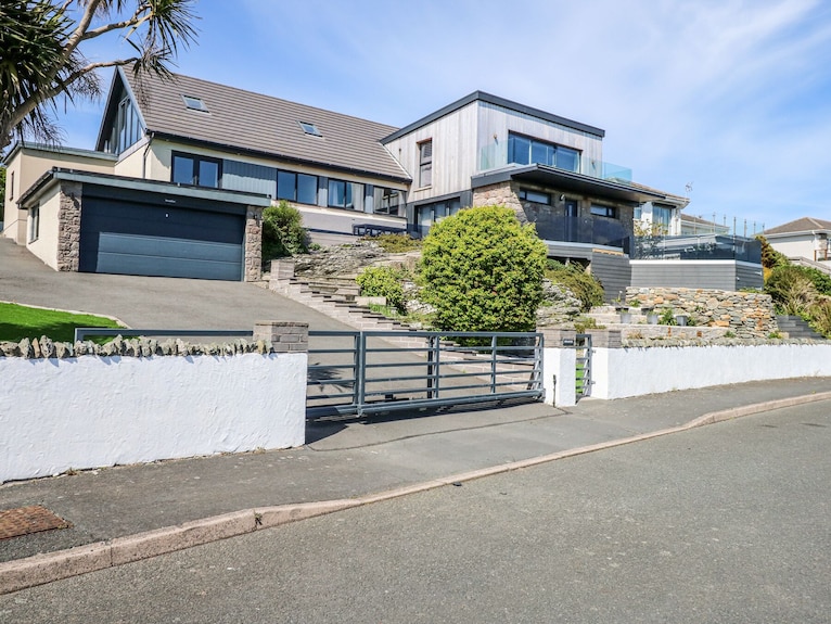 Seaddler, Pet Friendly, With Hot Tub In Trearddur Bay - Anglesey