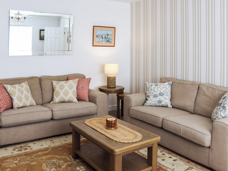 2 Bedroom Accommodation In Bangor Nr Menai Bridge - 뱅거