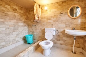 Um polibã, um chuveiro fixo, artigos de higiene pessoal grátis