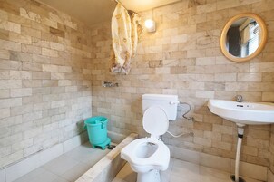 Quarto quádruplo luxo, vista para o lago | Banheiro | Chuveiro, chuveiro com efeito de chuva, produtos de toalete grátis 