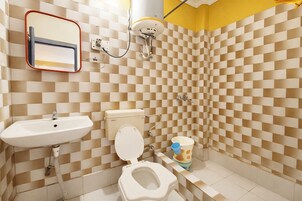 Quarto casal luxo, vista para o lago | Banheiro | Chuveiro, chuveiro com efeito de chuva, produtos de toalete grátis
