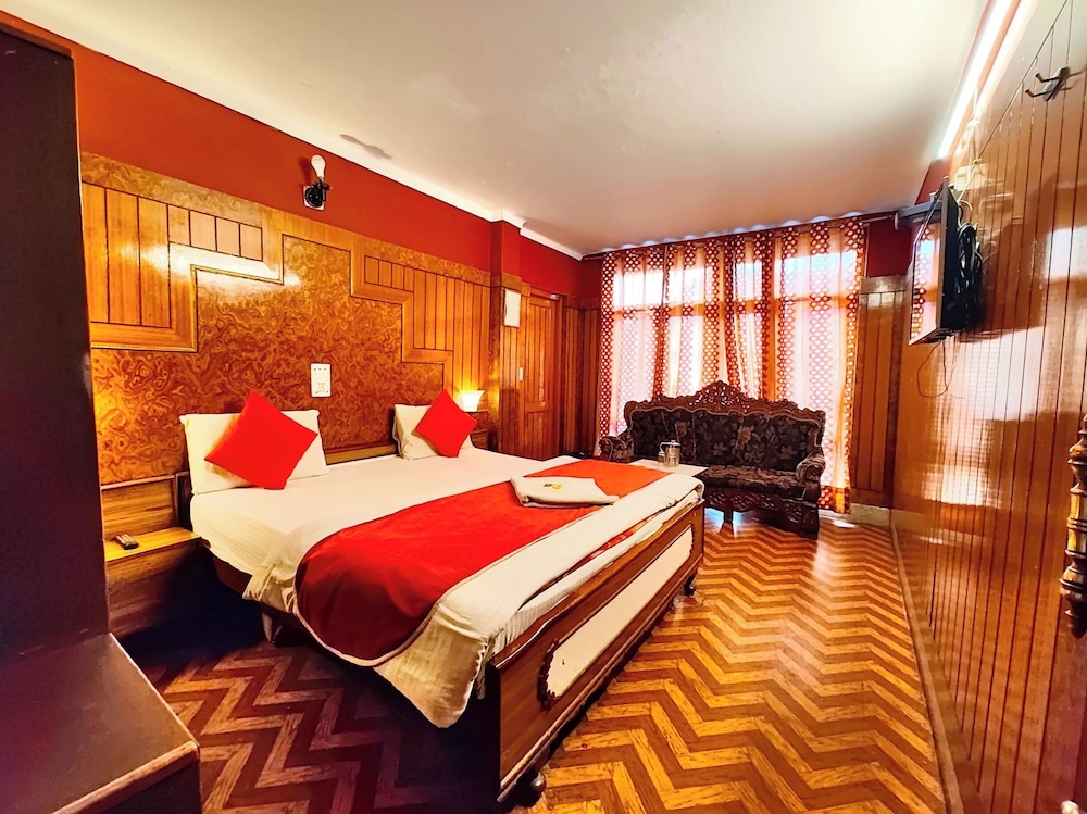 Hotel Near Boat House Mall Road Nainital - Nainital