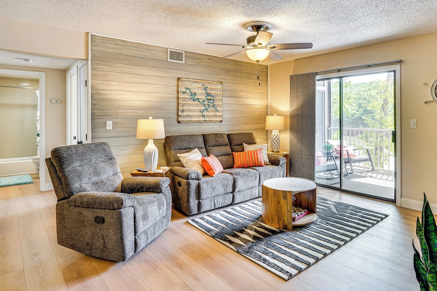 Lake & Pool Access: Lazy Days Condo W/ Balcony! - Camdenton, MO