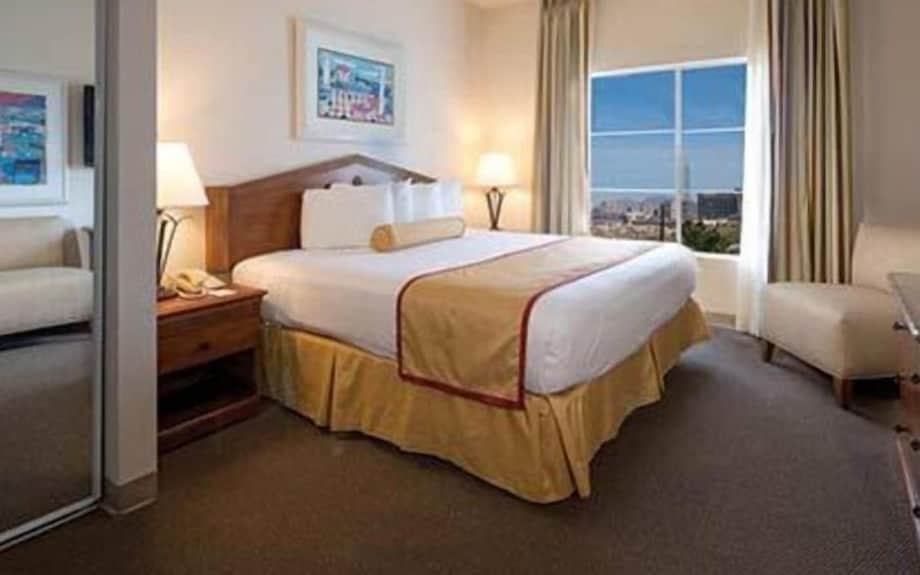 Spacious 2 Bedroom Luxury Suite - 亨德森