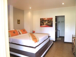 Quarto Duplo Superior, não fumadores, vista para a piscina | Minibar, cofre no quarto, com decoração personalizada