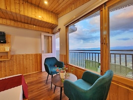 Quarto superior, sacada, vista para a montanha | Área de estar