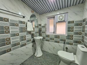Quarto Superior, varanda, vista para a montanha | Casa de banho | Artigos de higiene pessoal grátis, toalhas fornecidas, sabão, champô 