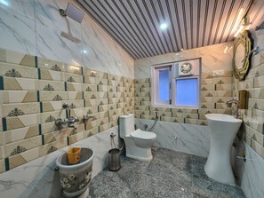 Quarto Superior, varanda, vista para a montanha | Casa de banho | Artigos de higiene pessoal grátis, toalhas fornecidas, sabão, champô 