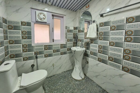 Quarto Clássico com Cama de Casal, varanda, vista para a montanha | Casa de banho | Artigos de higiene pessoal grátis, toalhas fornecidas, sabão, champô 