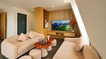 Quarto Duplo Signature, Vista para a cidade | Sala de estar | Televisor de ecrã plano de 43 polegadas com canais digitais, Netflix