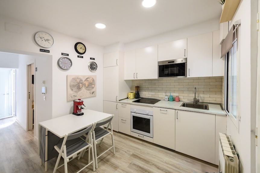 Oruro: Habitación Con Confort Y Esencia Boliviana En Madrid.temporal - Madrid