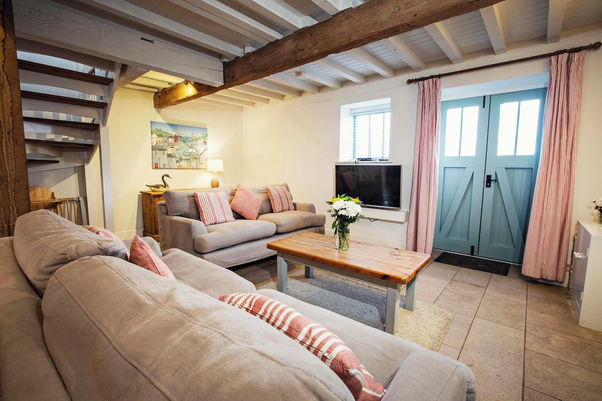 Situated In A Beautifully Renovated Small Complex Of Holiday Cottages With A Shared Swimming Pool And Games Barn. The Location Is Perfect For The Local Area And Touring Dorset And The Modern Facilities Blend Beautifully With The History Of The Locati - Lulworth Cove
