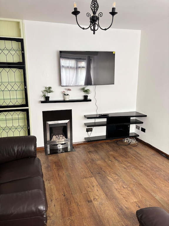 Spacious 3 Bedroom House/free Parking/ 10 Mins From Train Station - Romford