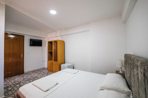 Kurti Hotel - Golem