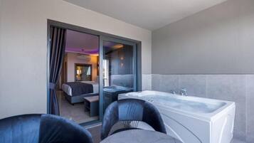 Minibar, quartos insonorizados, Wi-fi grátis, roupa de cama fornecida